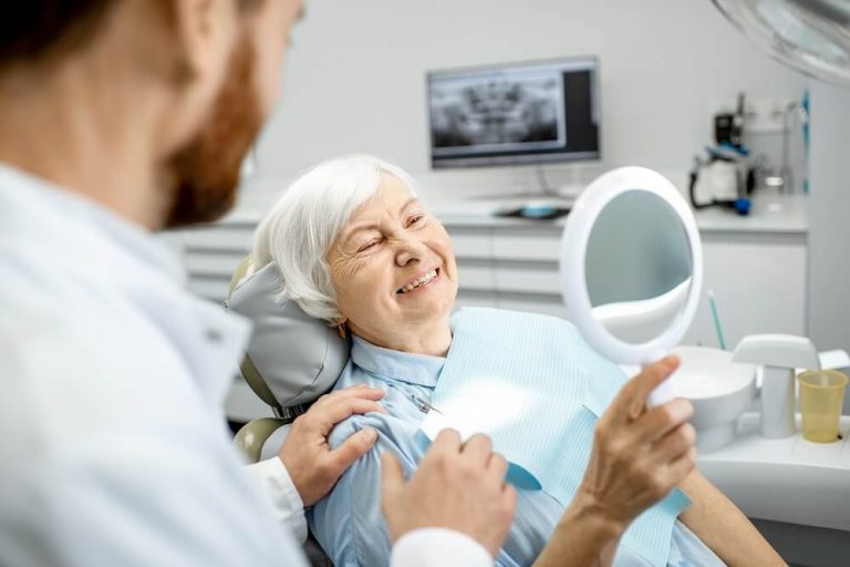 Odontogeriatria: o que você deve saber para atuar nessa área - Surya Dental