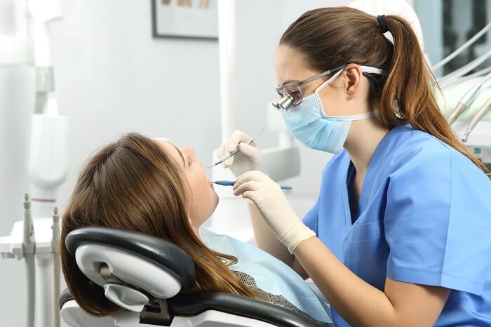 Dentista periodontista: tudo sobre a especialidade odontológica